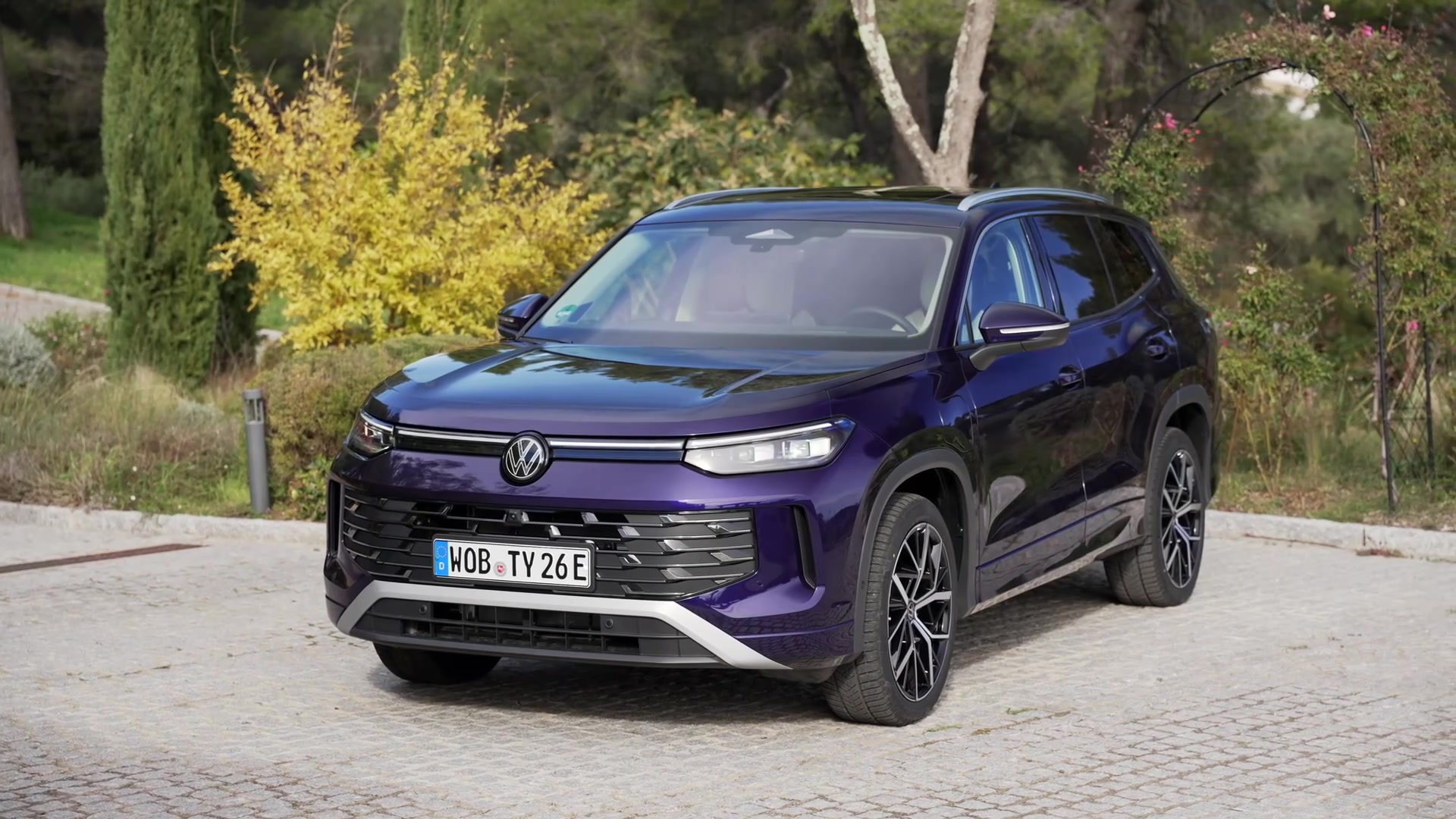 The all-new Volkswagen Tayron Exterior Design in Ultra Violet Metallic