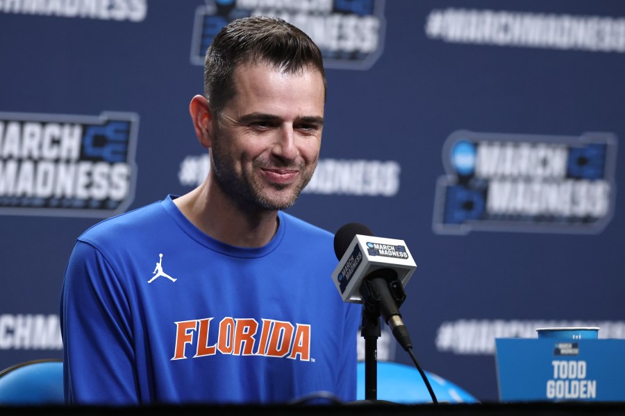 Florida coach brings team to famed local staple ahead of March Madness ...