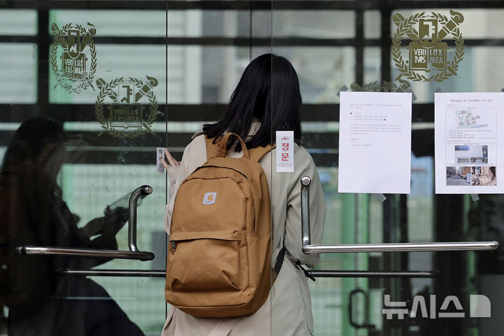 의대생들 속속 오긴 오는데…내년 모집 3058명일까, 5058명일까