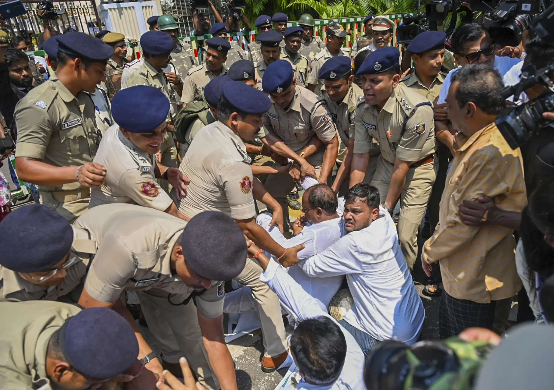 Odisha Police lathicharge Congress workers during 'Vidhan Sabha gherao ...