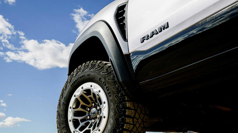 What Are Beadlock Wheels: Pros And Cons