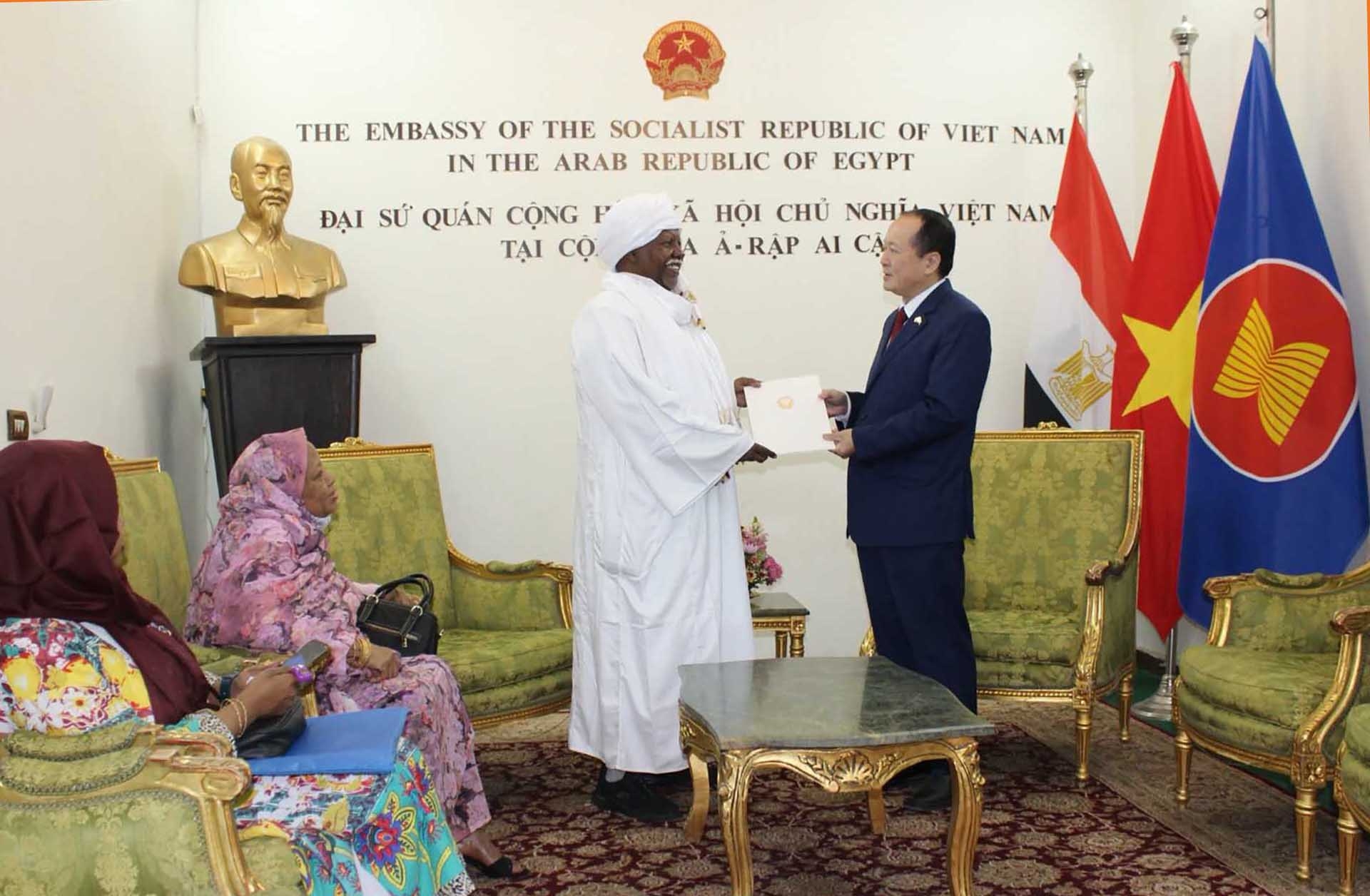 Trao quyết định bổ nhiệm lại Lãnh sự danh dự Việt Nam tại Sudan