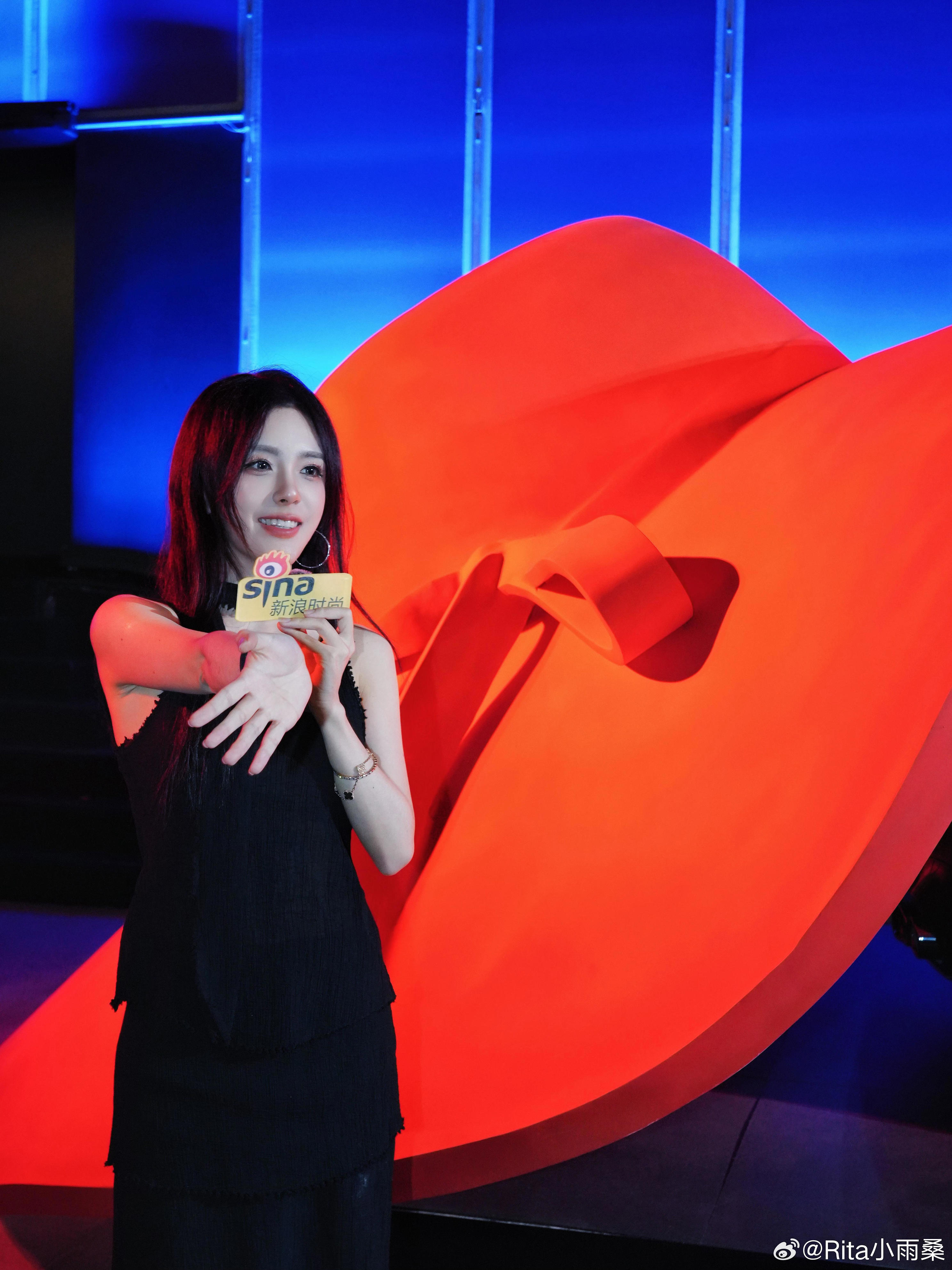 LPL解说Rita晒照：看秀啦，美滋滋，穿上了新买的小裙