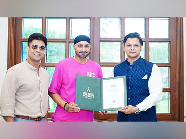 Akash Rajput के फैन हुए Harbhajan Singh, दुनिया के सबसे बड़े क्रिकेट ...