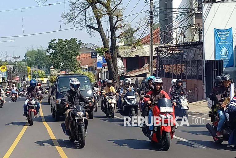 Pemudik Sepeda Motor Mulai Padati Jalur Arteri Bandung