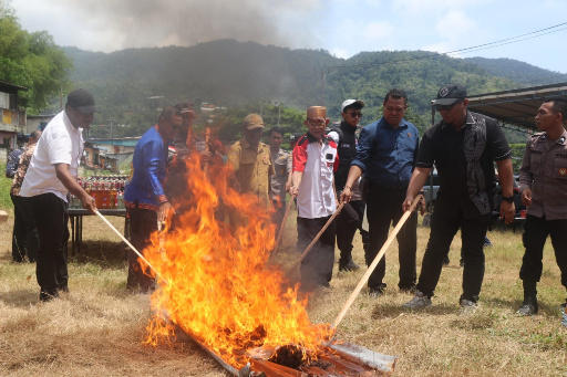 2,3 Kg Ganja dan Ribuan Miras Ilegal Dimusnahkan