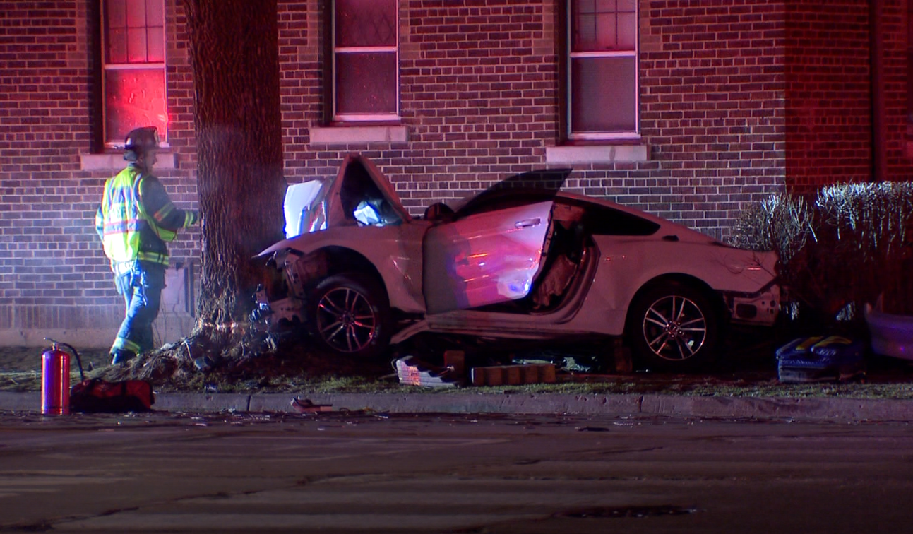 Car slams into tree in Shorewood, one person extricated