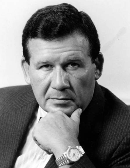 Tucker Carlson announces the death of his famous father