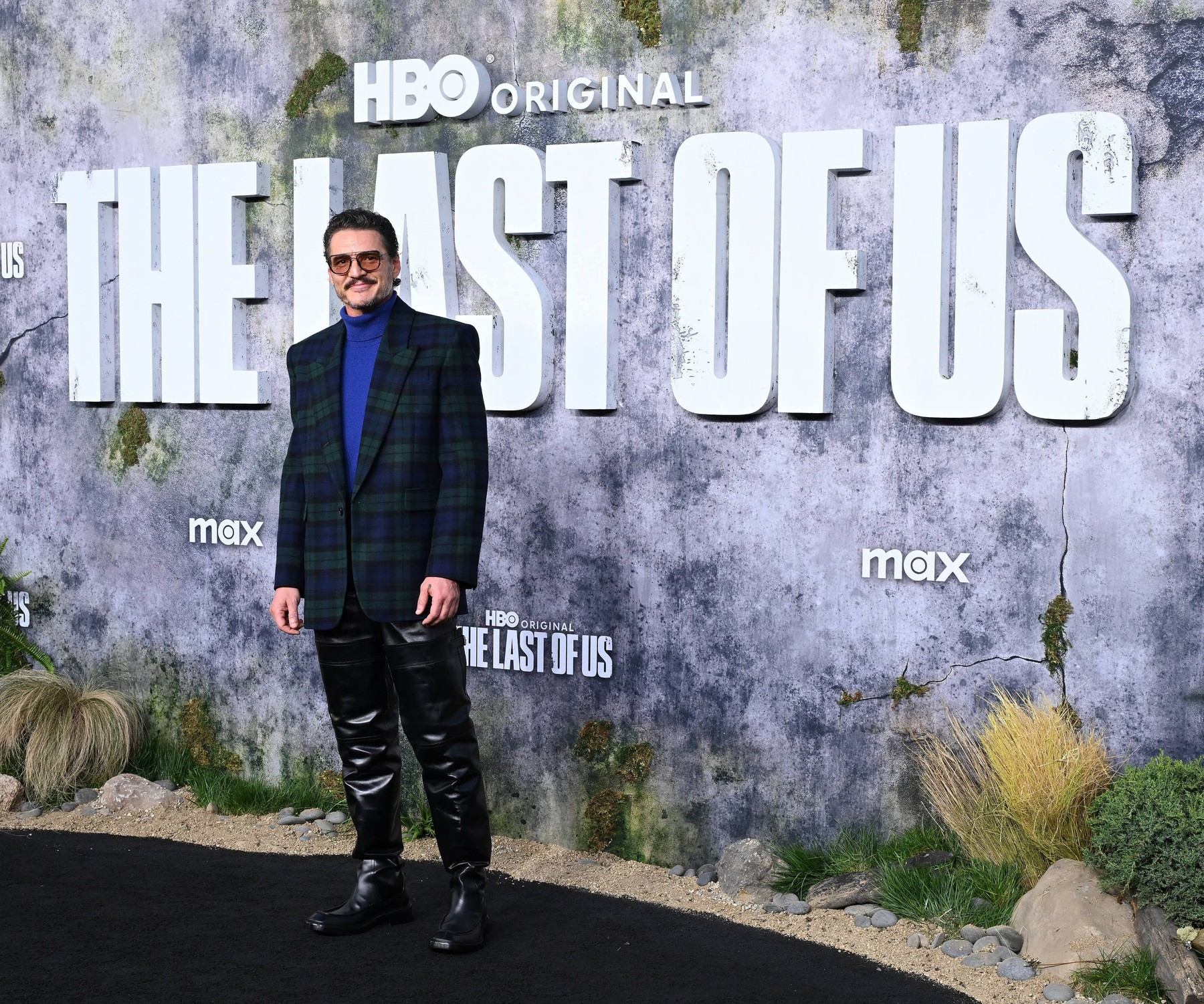 Pedro Pascal: Τολμάει over the knee boots στο κόκκινο χαλί γιατί… μπορεί!