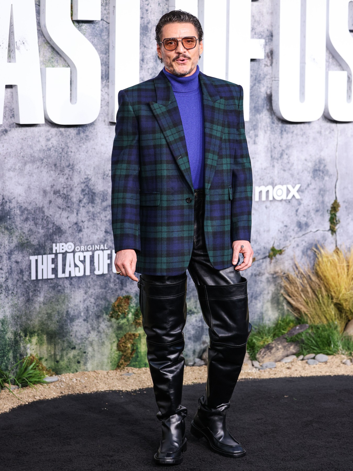 Pedro Pascal: Τολμάει over the knee boots στο κόκκινο χαλί γιατί… μπορεί!