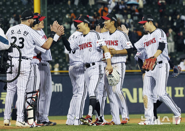 '장단 12안타 폭발' LG, NC 꺾고 구단 최다 개막 7연승 질주