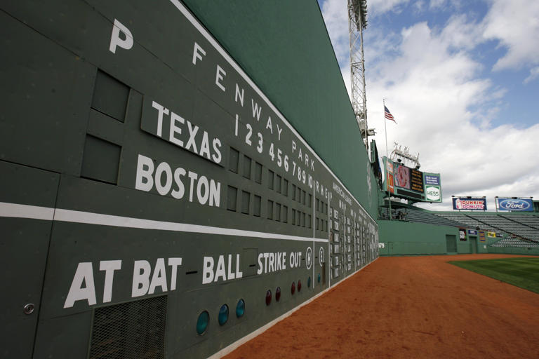 Minnesota's homage to Fenway Park's Green Monster