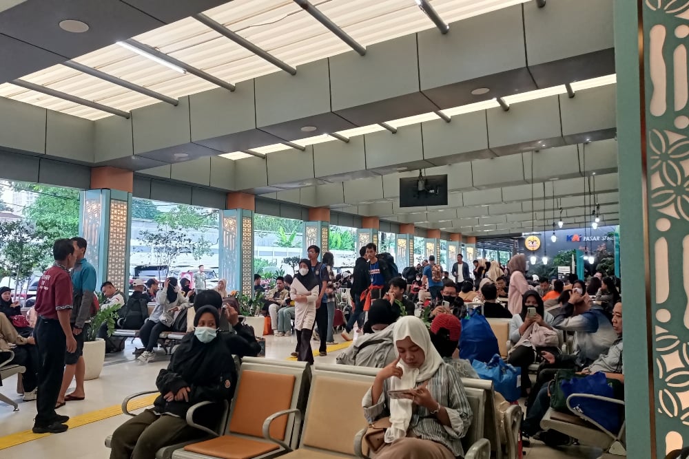 H-4 Lebaran 2025: Pemudik Padati Stasiun Pasar Senen