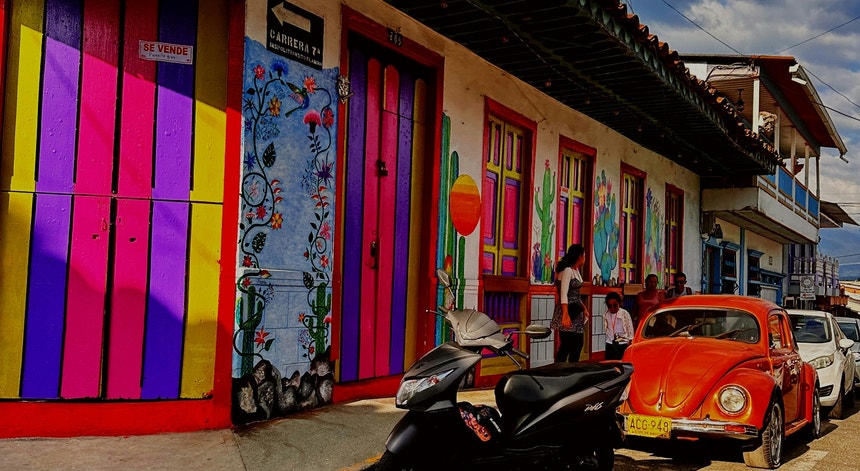 "Rainha da bisbilhotice". Colombiana vende mexericos e já comprou duas ...