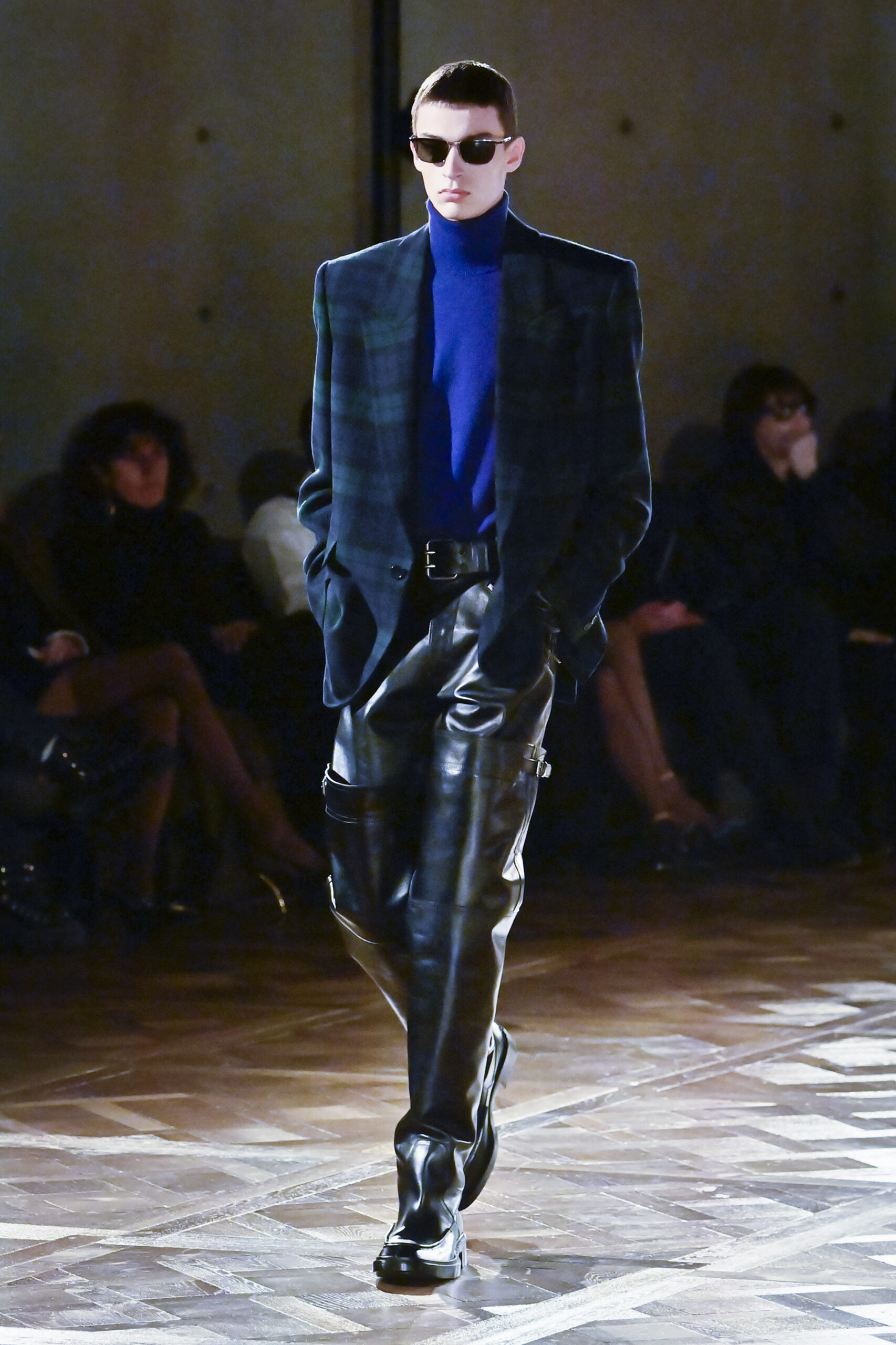 Pedro Pascal: Τολμάει over the knee boots στο κόκκινο χαλί γιατί… μπορεί!