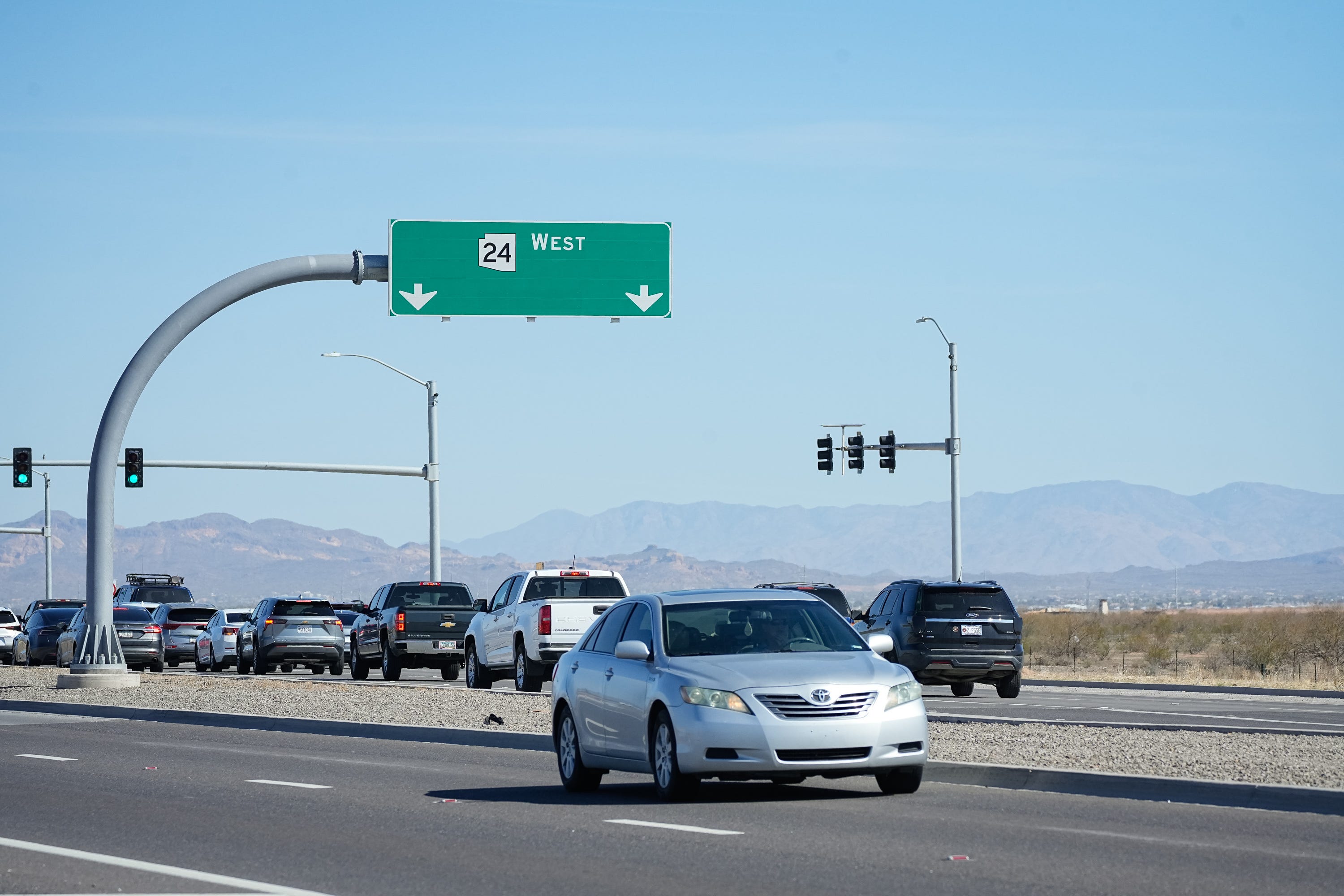 Is it illegal to eat while driving in Arizona? Here's what the law says