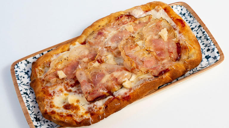 What Is Italian Pinsa, And What Makes It Different From Pizza?