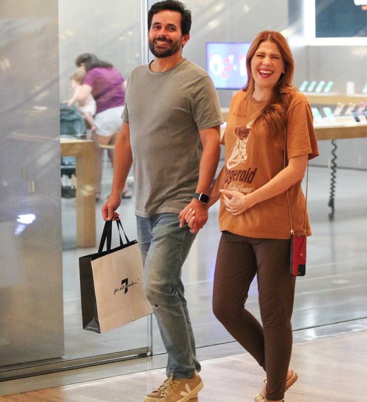 Grávida, Dani Calabresa encontra Fábio Porchat em passeio e finge que está dando à luz