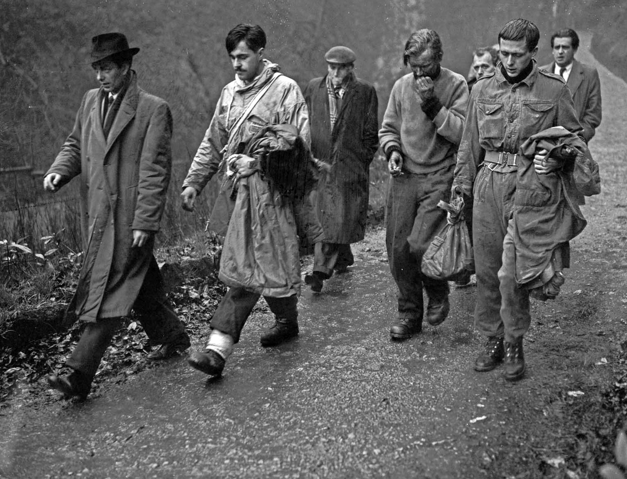 New book tells story of trapped caver and Peak District disaster that ...