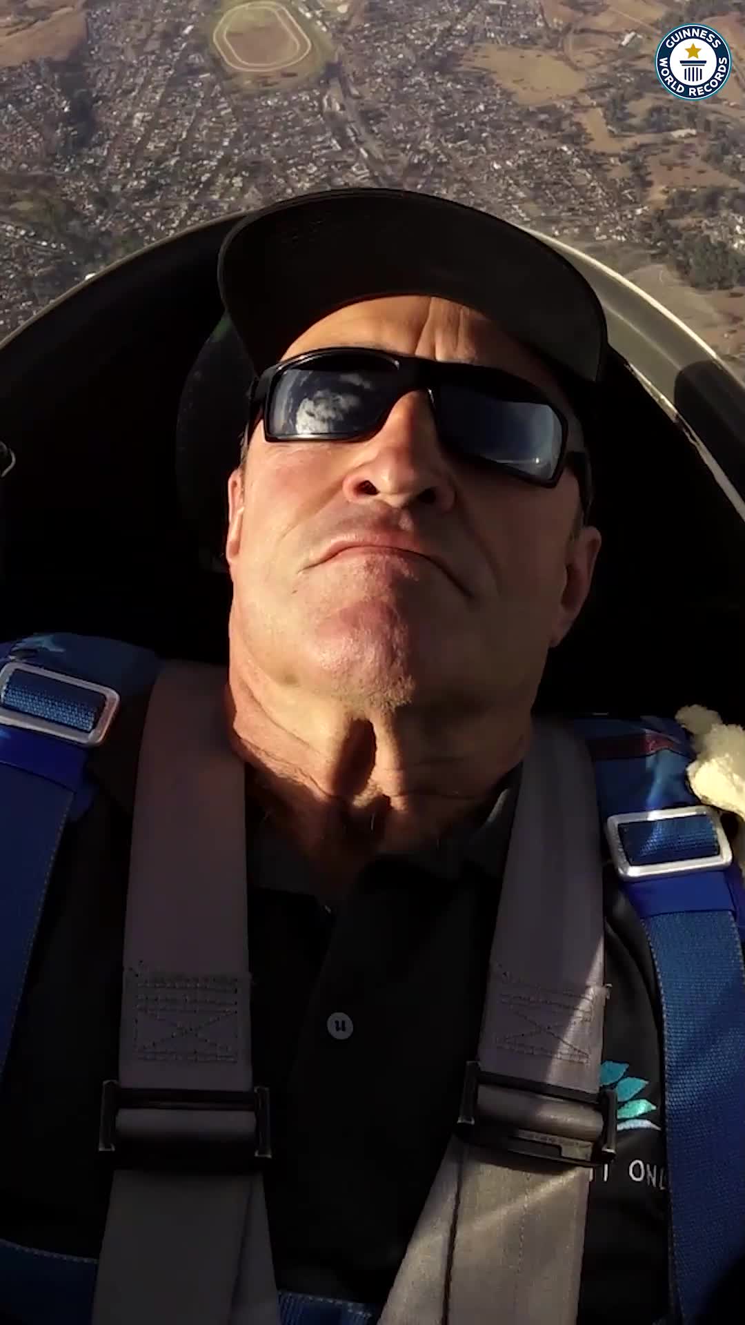 Padre e figlio eseguono la maggior parte dei loop in un aliante in volo