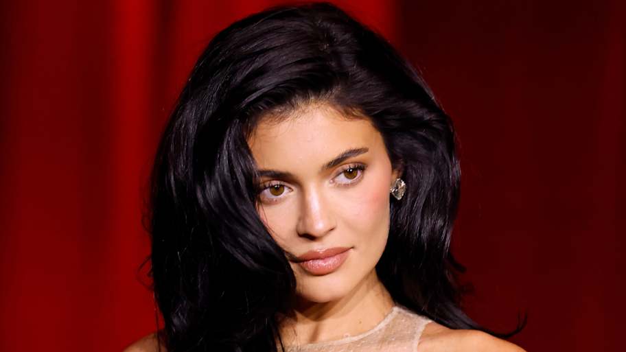 Kylie Jenner Returns to Her OG ‘Baddie’ Roots in Daring Sports Bra and ...