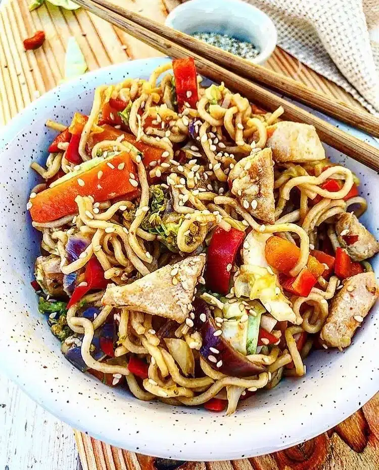 This Easy Chicken Wok with Colorful Veggies and Sesame Seeds Is Your Go ...