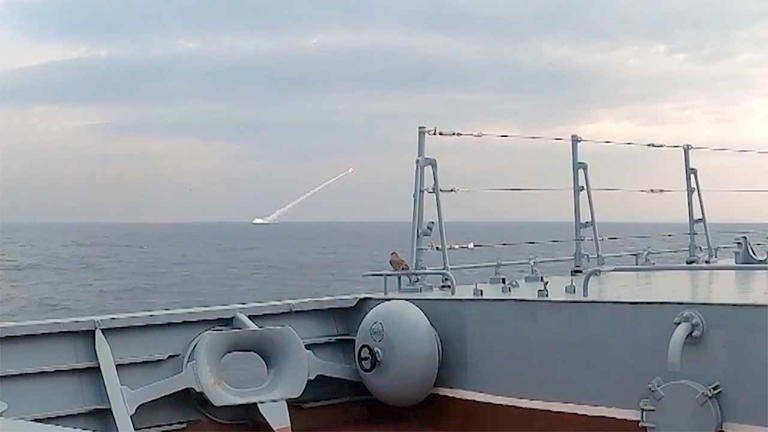 Kapal selam Rusia meluncurkan roket Kalibr di Laut Jepang selama latihan militer