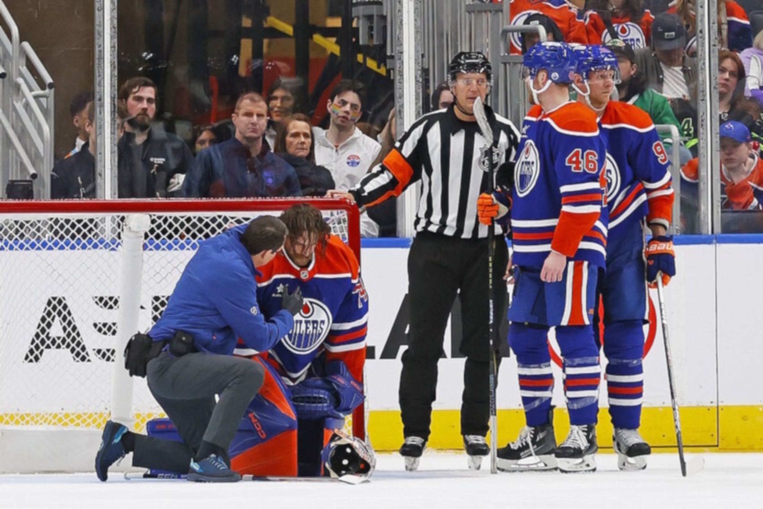 Oilers goaltender Stuart Skinner exits game after inadvertent knee to head