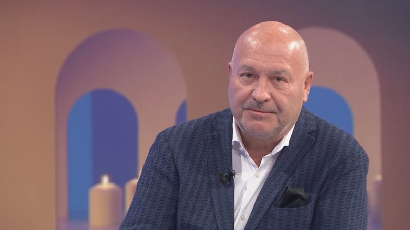 Hit Pár přátel dobývá svět: Nazpívala ho i rodina Cyrusových ...