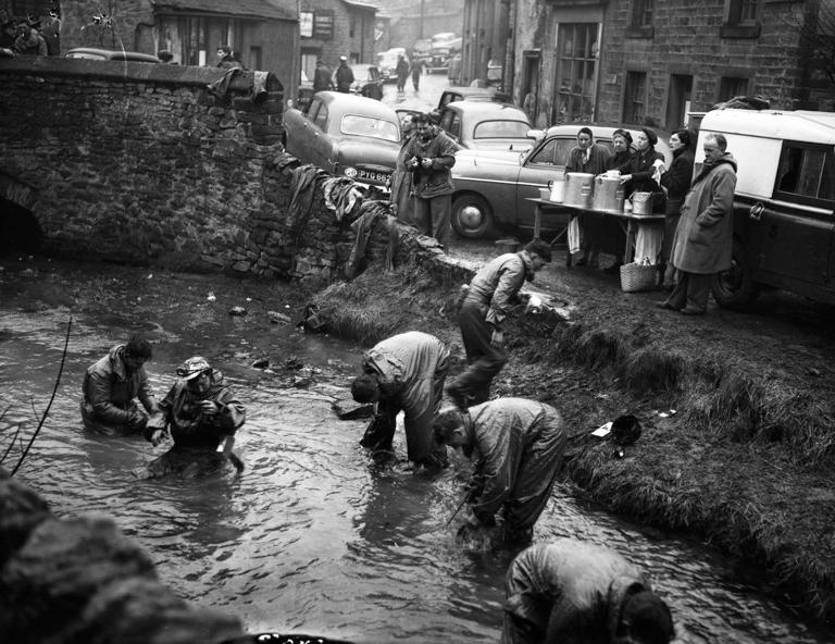 New book tells story of trapped caver and Peak District disaster that ...