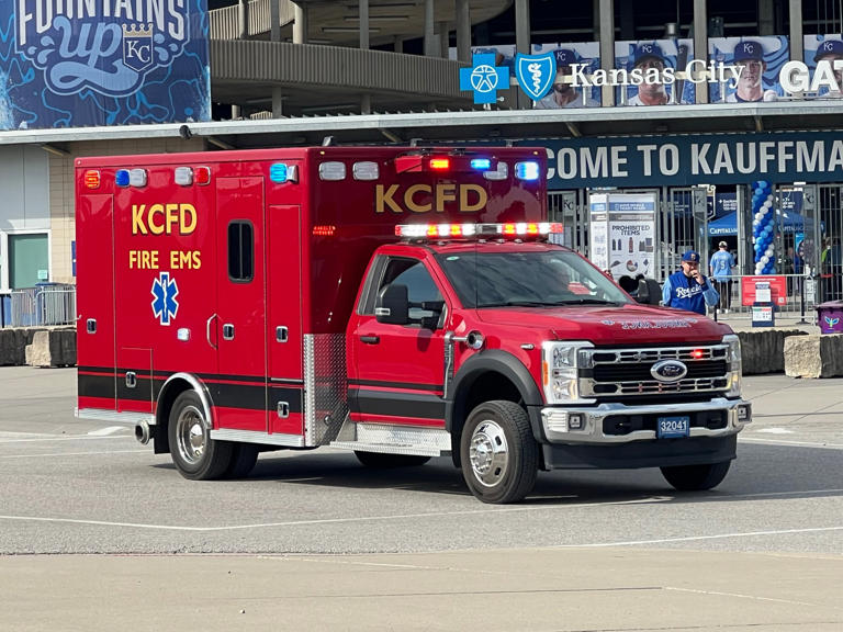 LIVE BLOG: Royals fall to Guardians 7-4 in extra innings on Opening Day