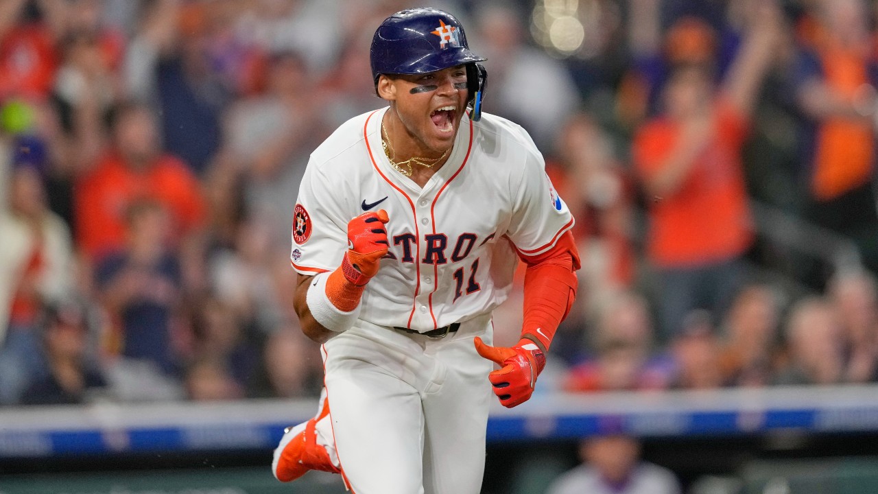 Touted Astros prospect Cam Smith singles on first pitch in MLB debut