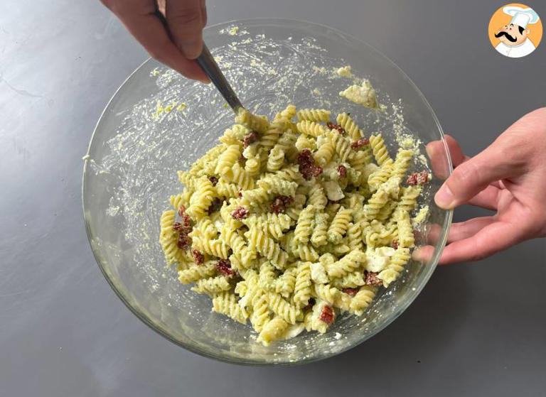 Pasta fredda con pesto di zucchine, mozzarella di bufala e pomodori secchi