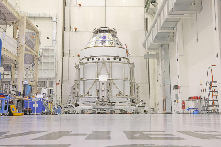 NASA stacks moon-bound Artemis 2 rocket: Space photo of the day