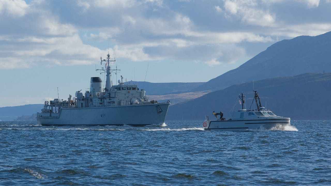 Royal Navy eskorterer russisk skib og styrker overvågningen i ...