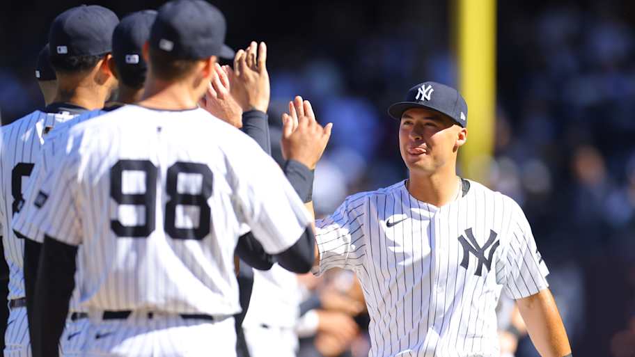 Joe Buck accidentally points out a major flaw with the Yankee Stadium ...