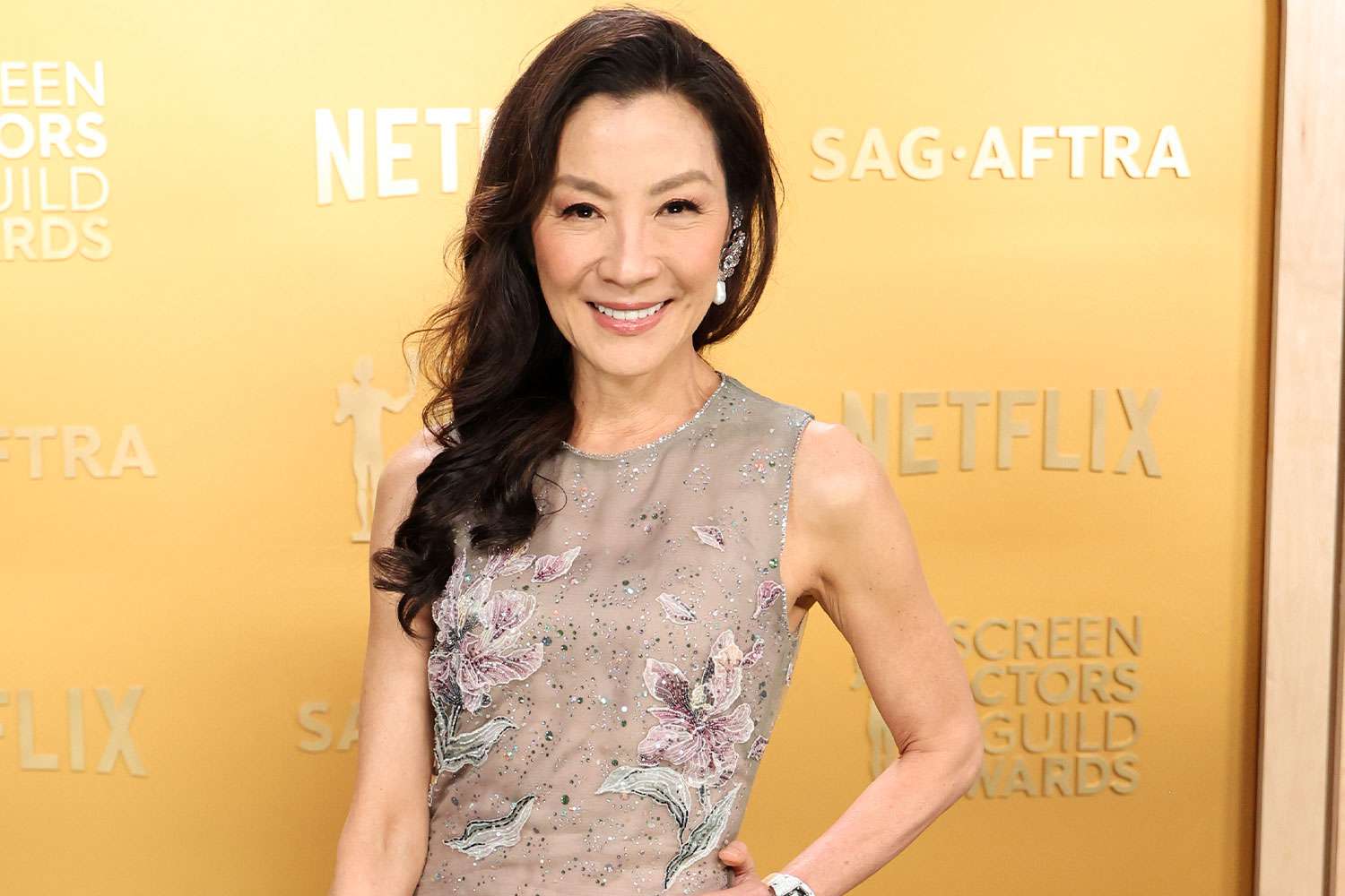 Michelle Yeoh reacts to a mom's viral request to borrow her SAG Awards ...
