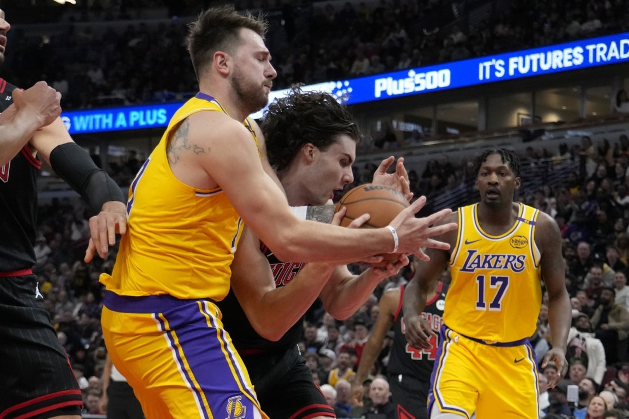 Josh Giddey hits miracle shot at buzzer as Bulls edge Lakers