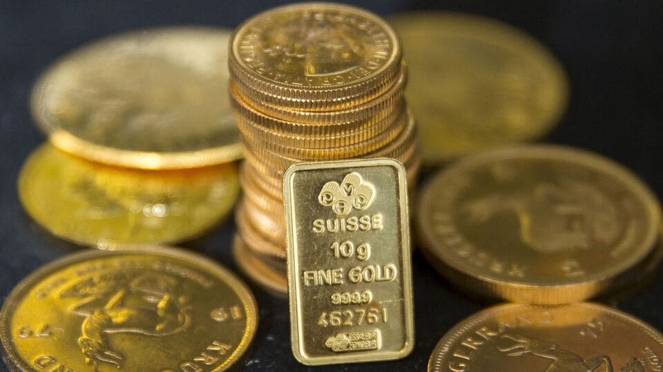 Gold prices shatter records 15 times in 2025! Experts see yellow metal ...