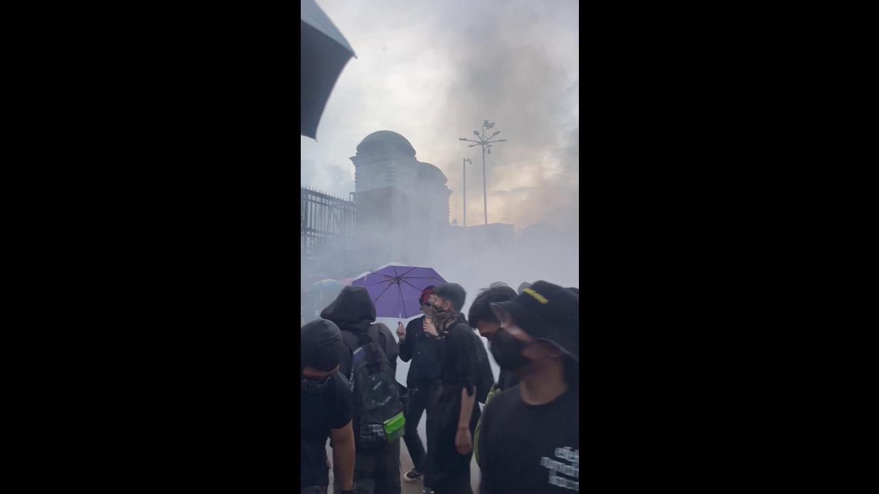 Indonesia protesters set fires outside parliament