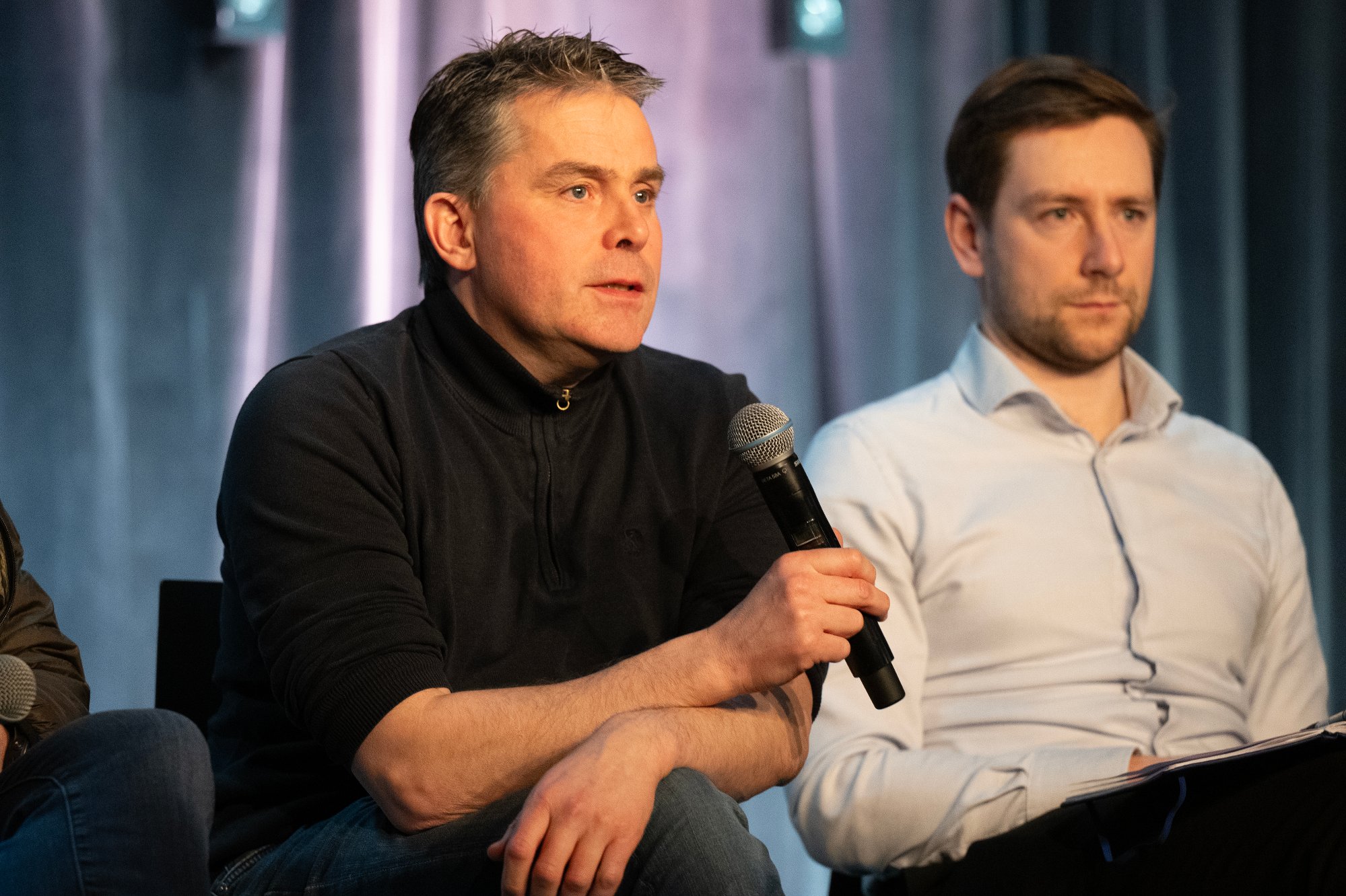 David Toska i samtale med drept politimanns sønn