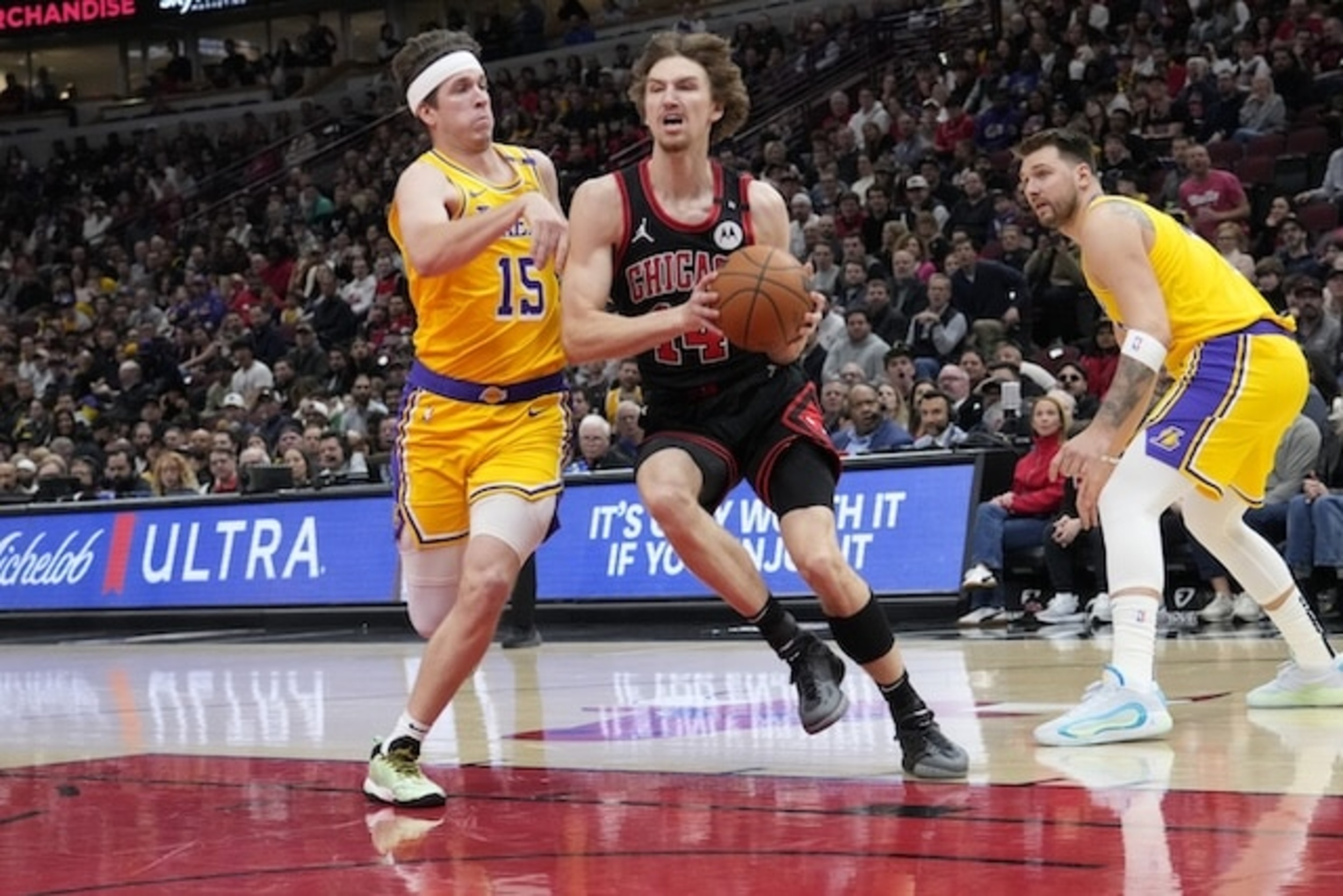 Josh Giddey’s Halfcourt Shot Helps Bulls Beat Lakers At Buzzer