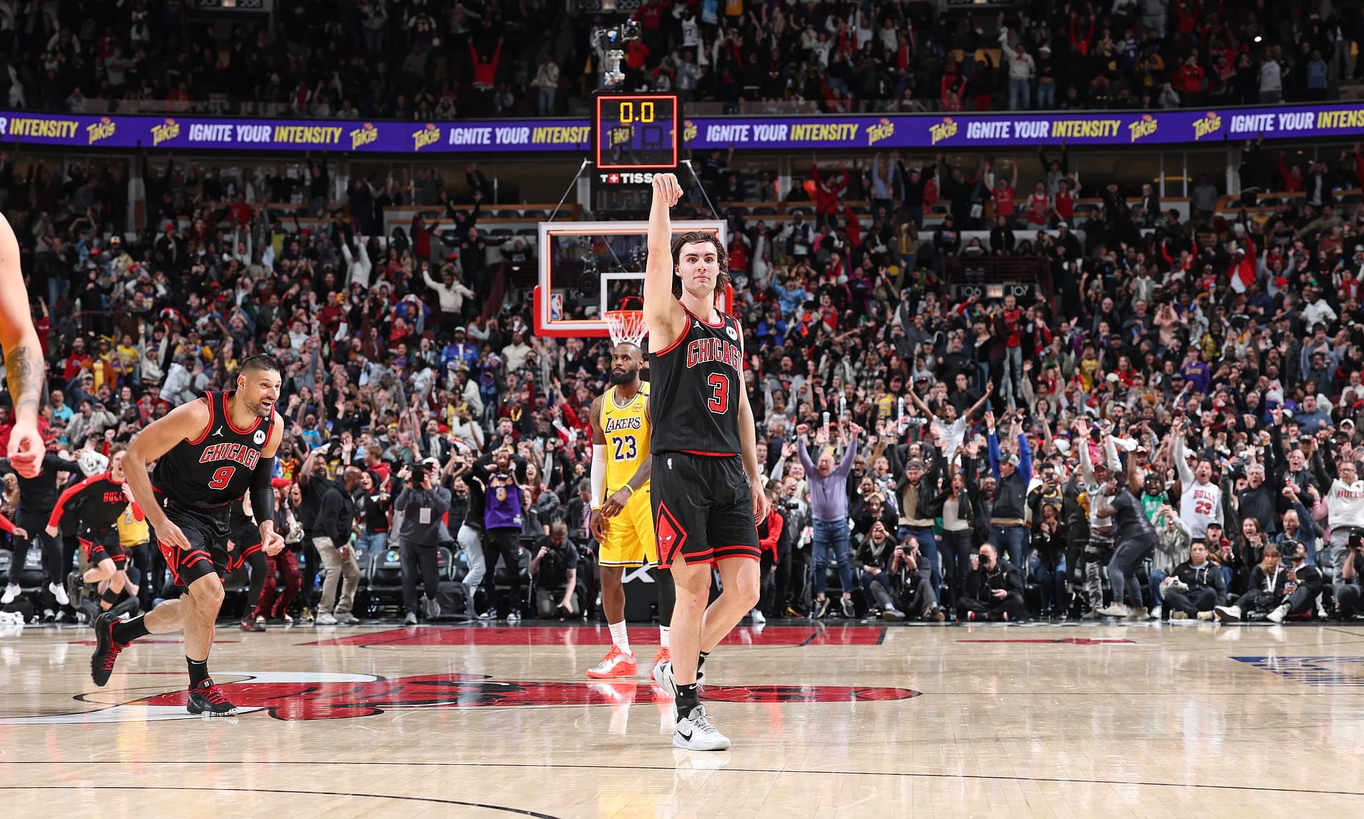 Bulls star Josh Giddey scores insane half-court buzzer beater to sink ...