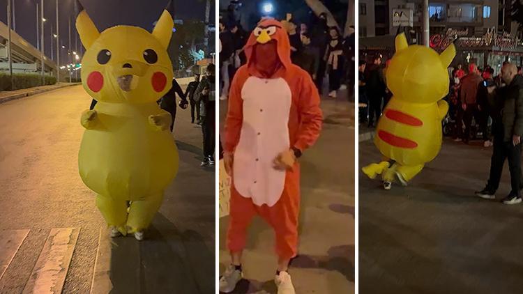 Gösterilerde 'Pikachu' ve 'Angry Birds' kostümlü 2 kişi