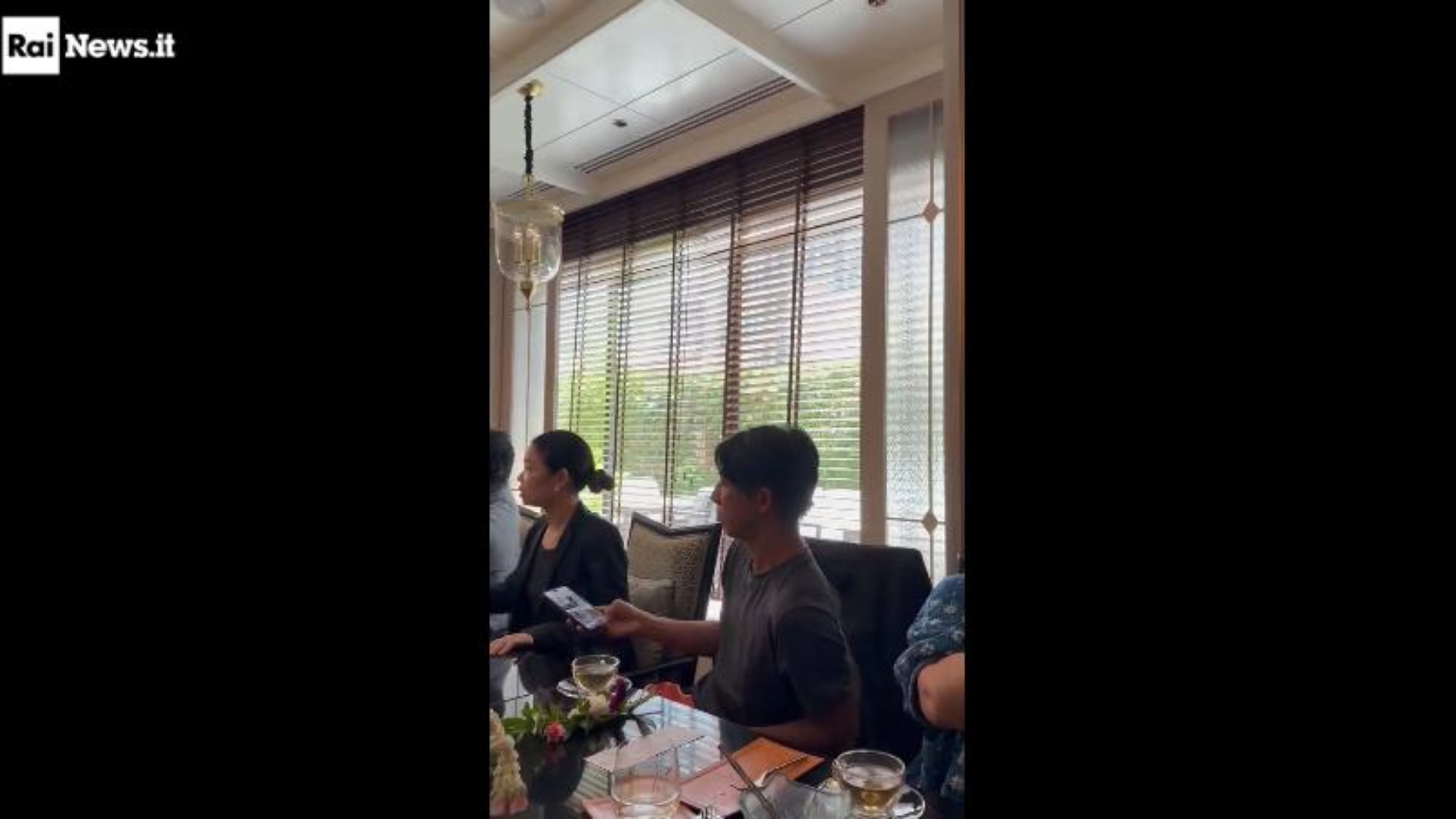 A tavola al ristorante: la scossa fa tremare le pareti e i lampadari