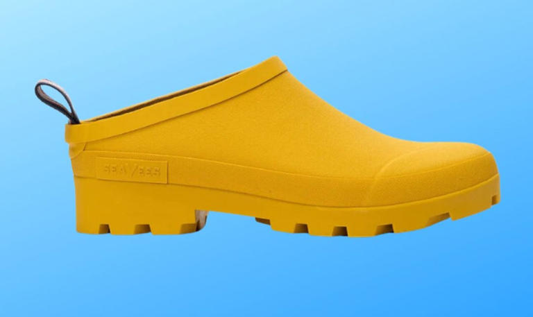 13 Cute And Comfortable Garden Clogs That Aren’t Crocs