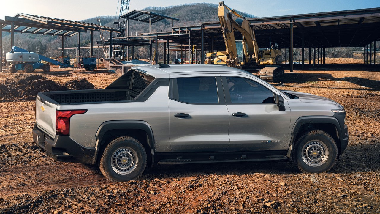 Interpellé au volant de son Chevrolet Silverado EV par un contrôleur ...