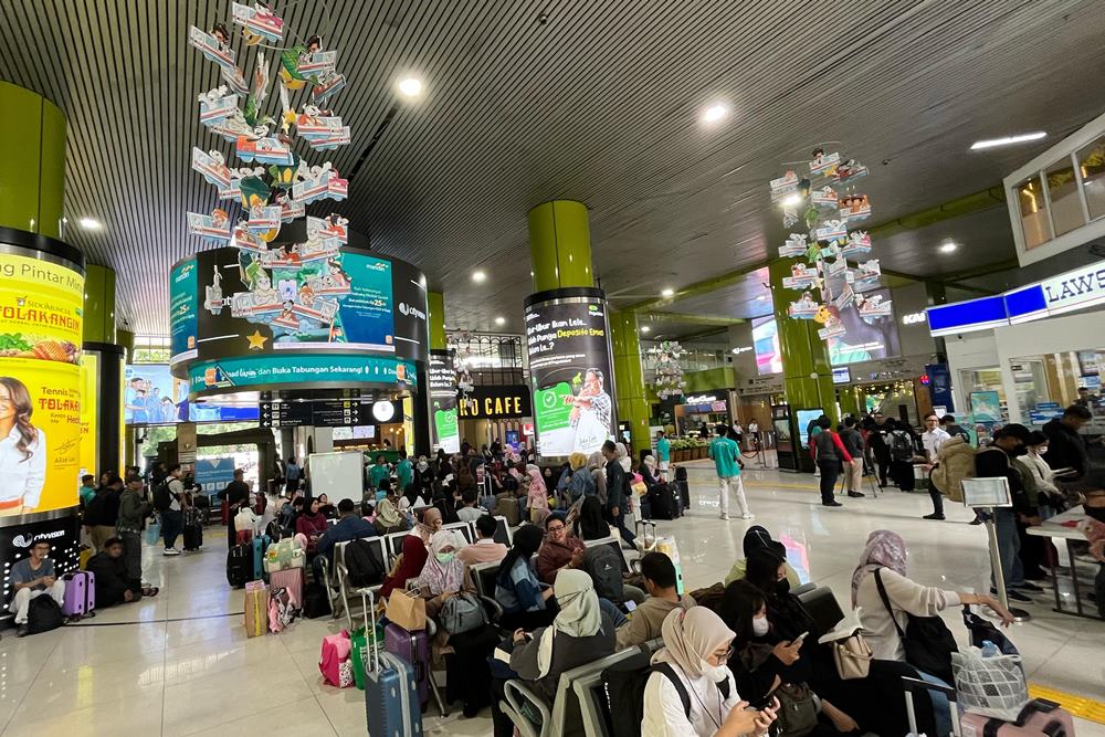 Riuh Rendah Pemudik di Stasiun Gambir saat H-3 Lebaran
