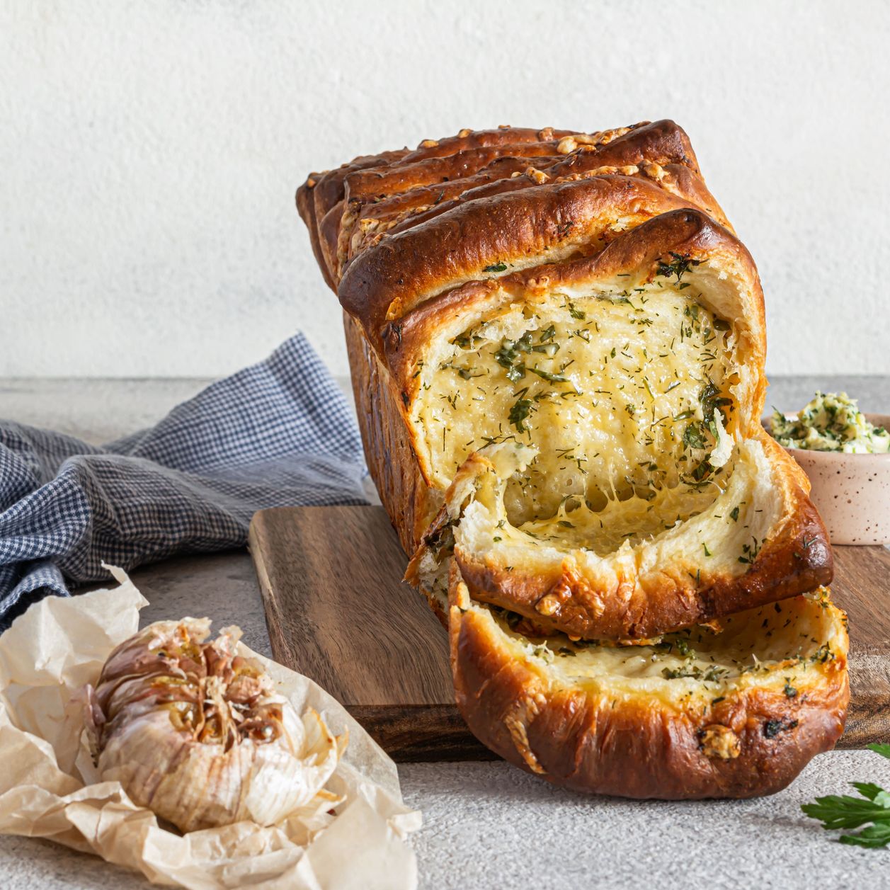 L'astuce ultime pour transformer un reste de pain en pain à l'ail grâce ...