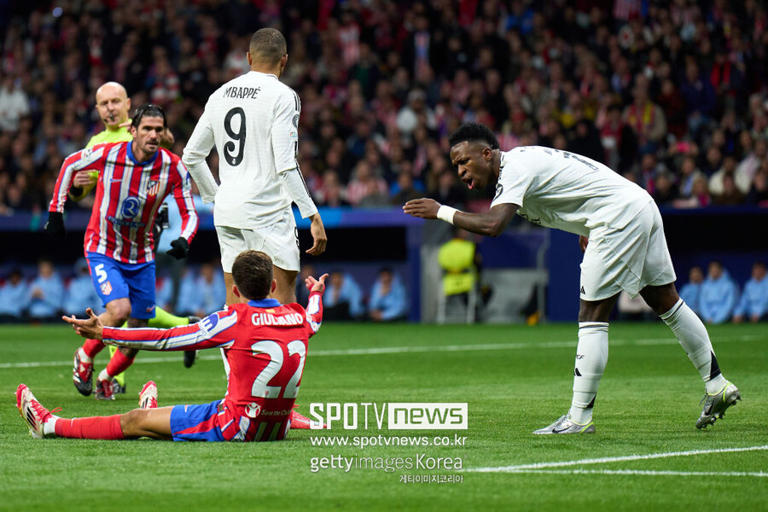 '손이 왜 바지로 가는 거야' 음바페·뤼디거, 팬 도발 논란으로 UEFA 조사…UCL 8강 출전 불투명